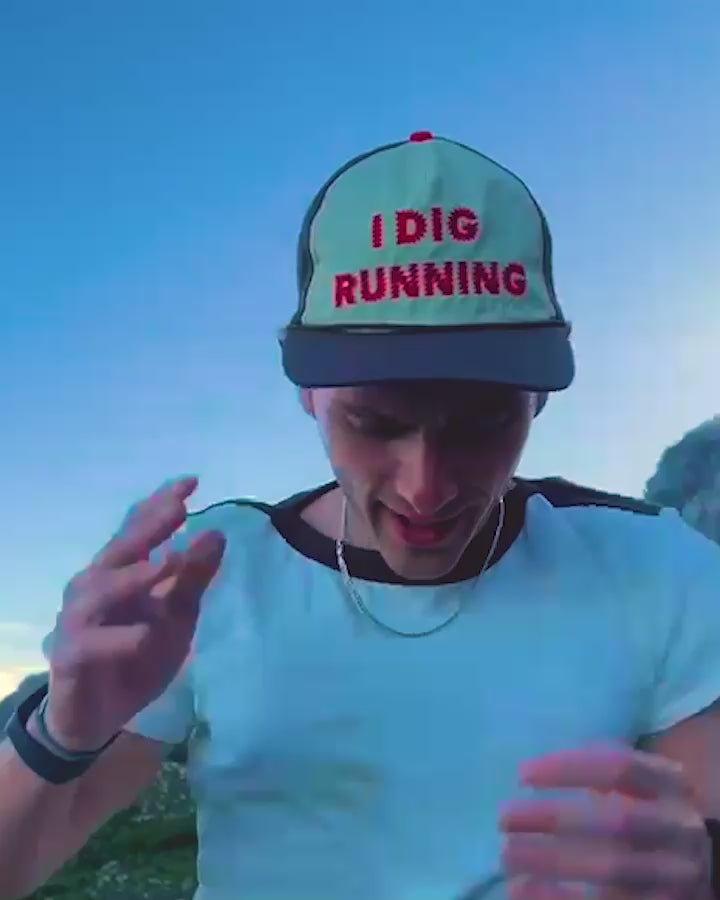 "I Dig Running" Trucker Hat OG – ALEX ZONO